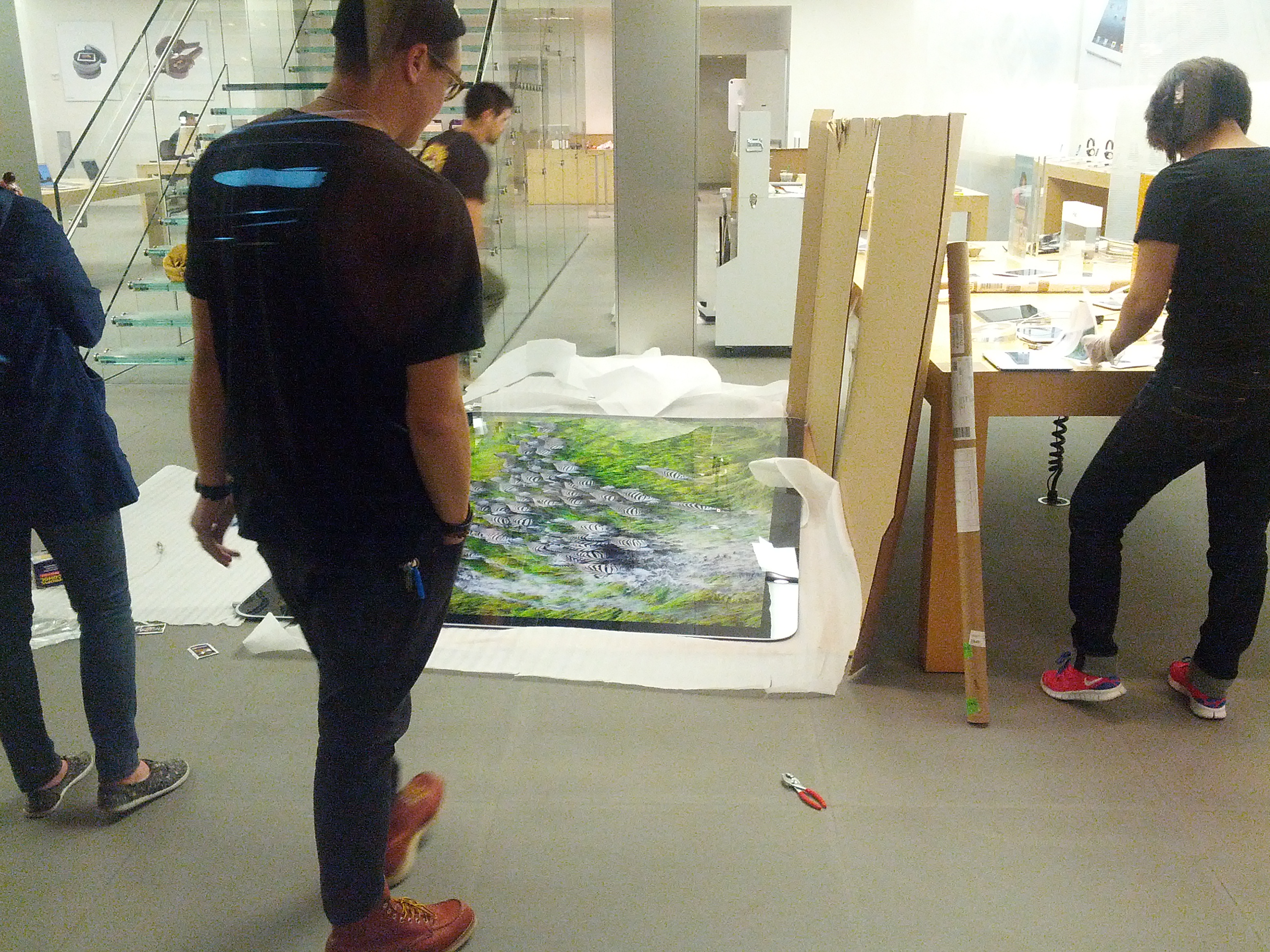 Giant Retina MacBook Pro window display goes up at Apple Store - 9to5Mac