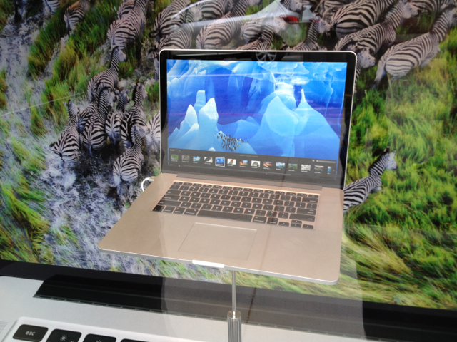 Giant Retina MacBook Pro window display goes up at Apple Store - 9to5Mac