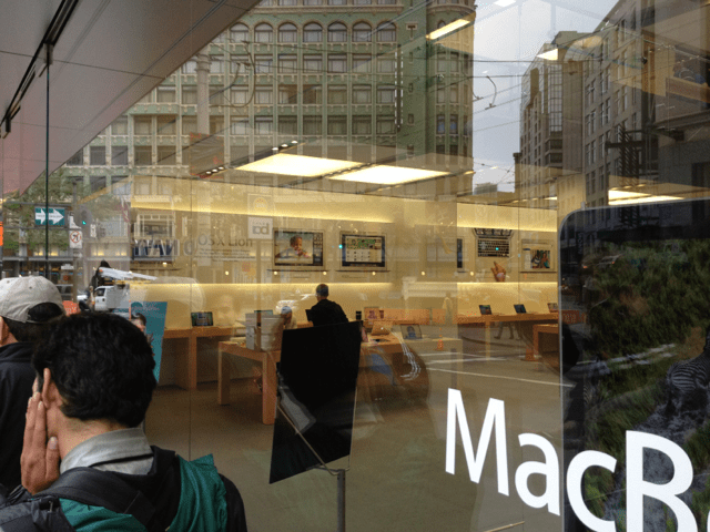 Giant Retina MacBook Pro window display goes up at Apple Store - 9to5Mac