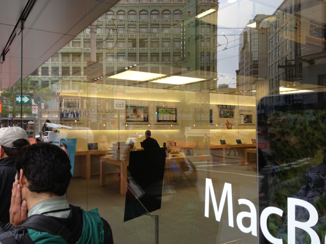 Giant Retina MacBook Pro window display goes up at Apple Store - 9to5Mac