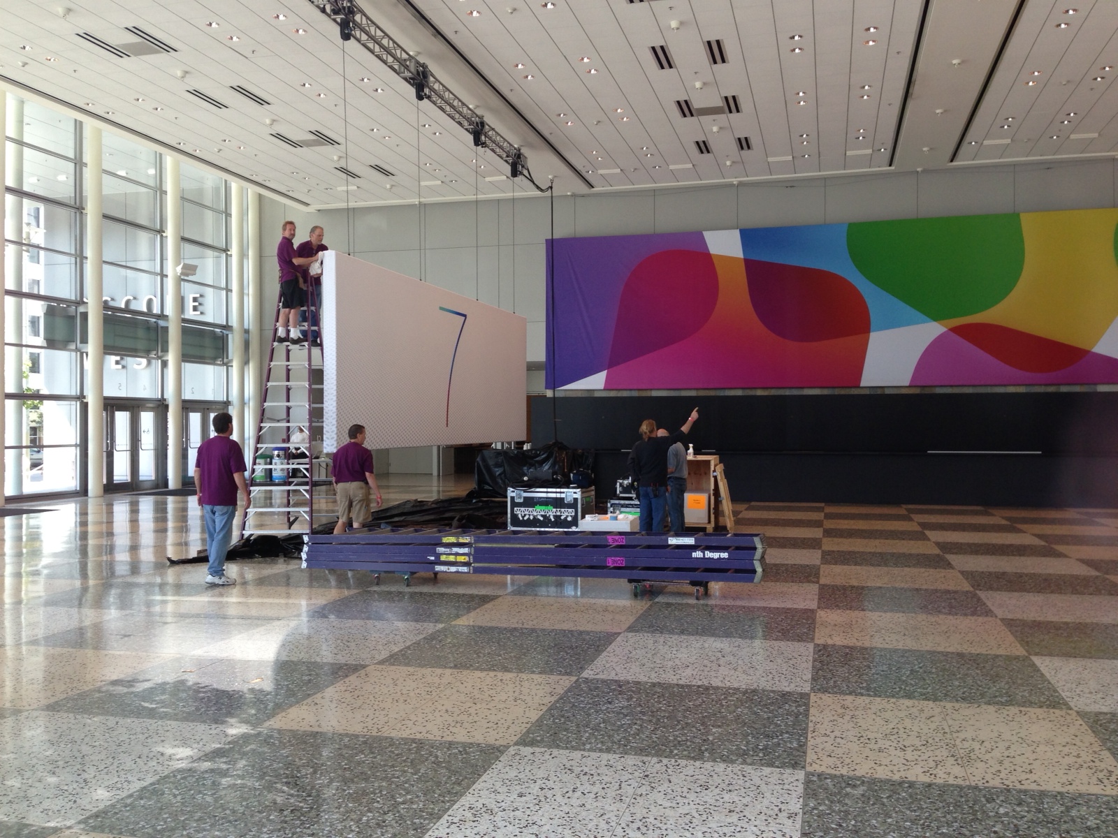 Apple displays extremely sparse iOS 7 banner at Moscone ahead of WWDC ...