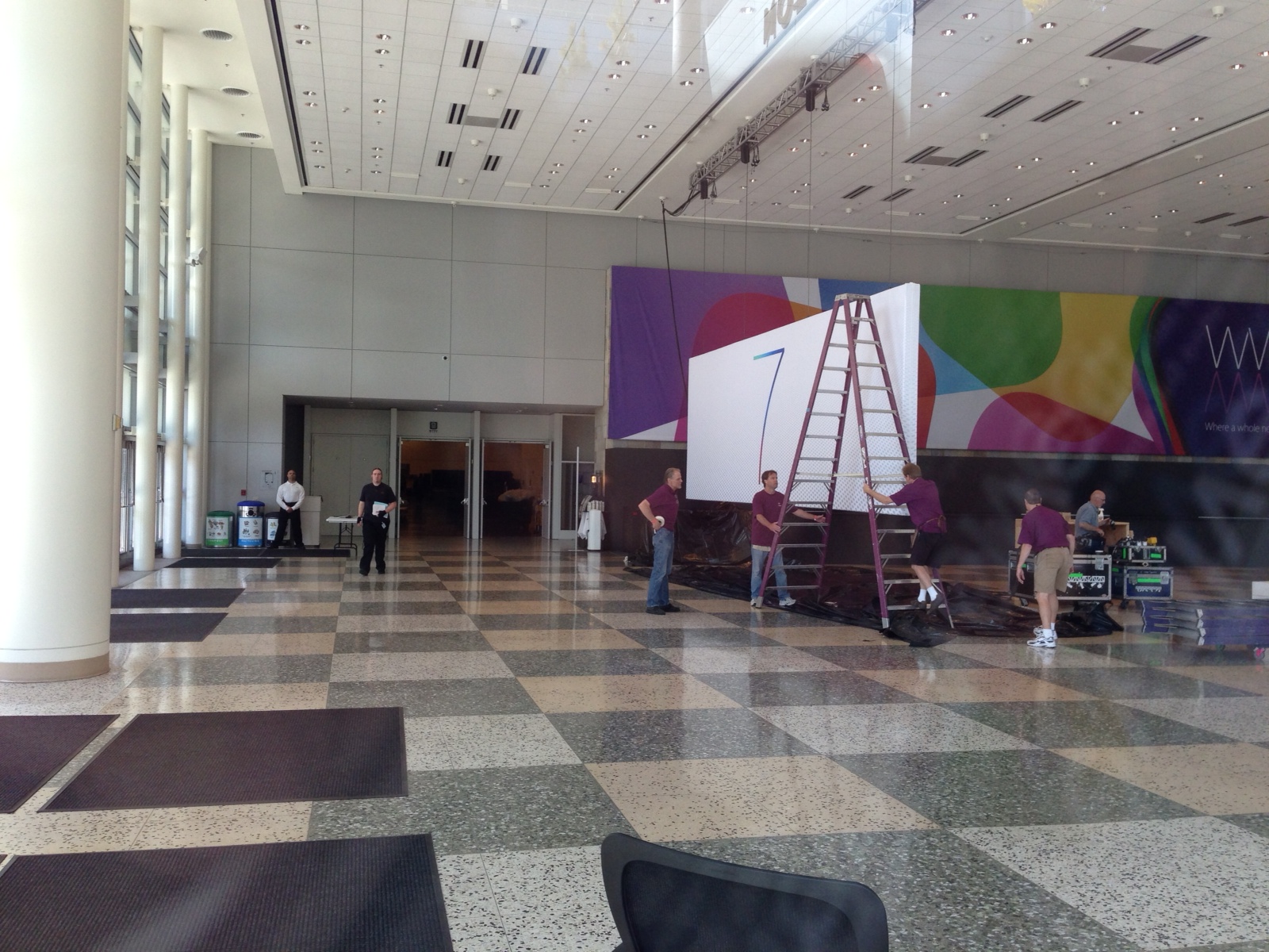 Apple displays extremely sparse iOS 7 banner at Moscone ahead of WWDC ...