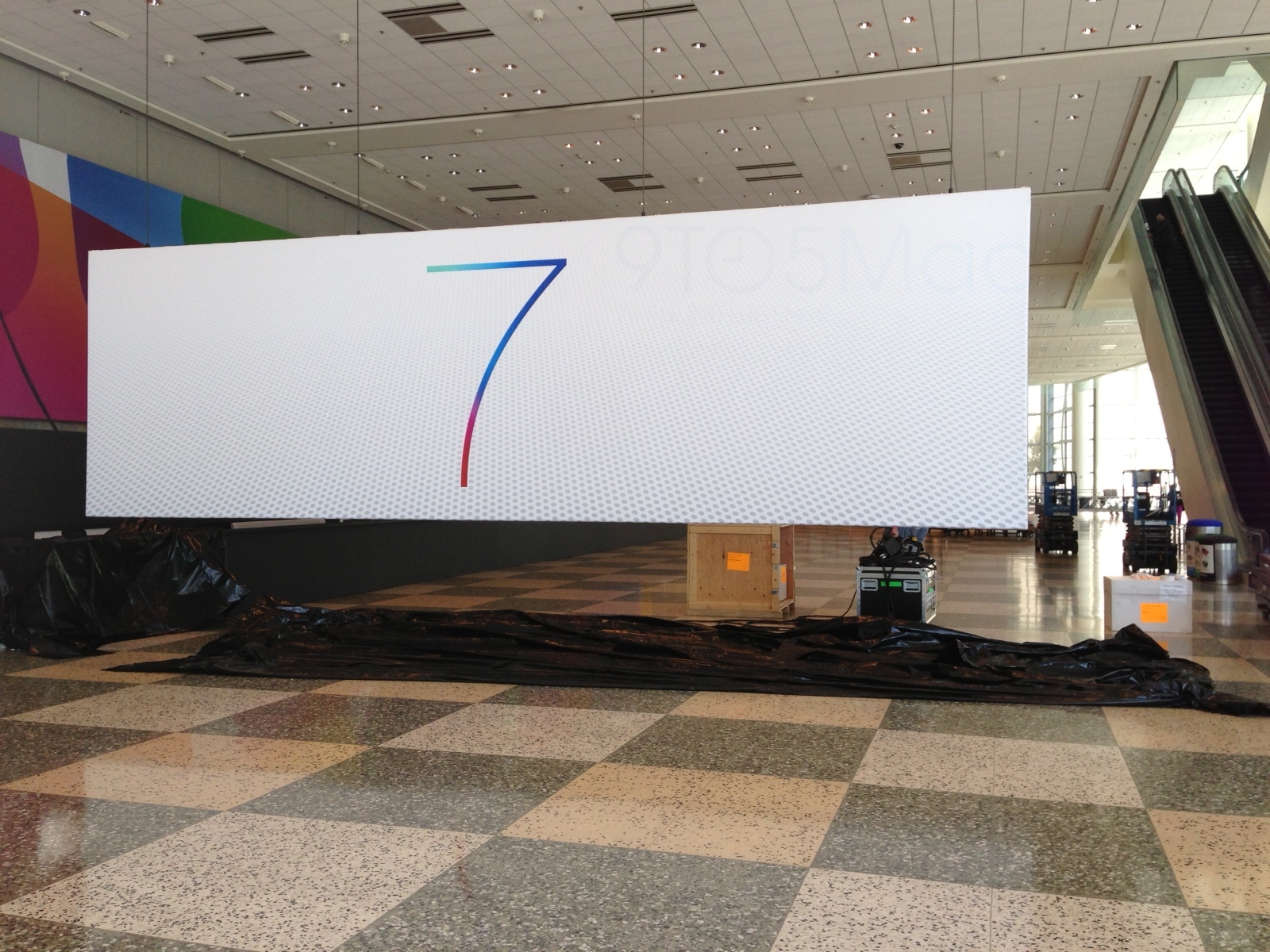 Apple displays extremely sparse iOS 7 banner at Moscone ahead of WWDC ...