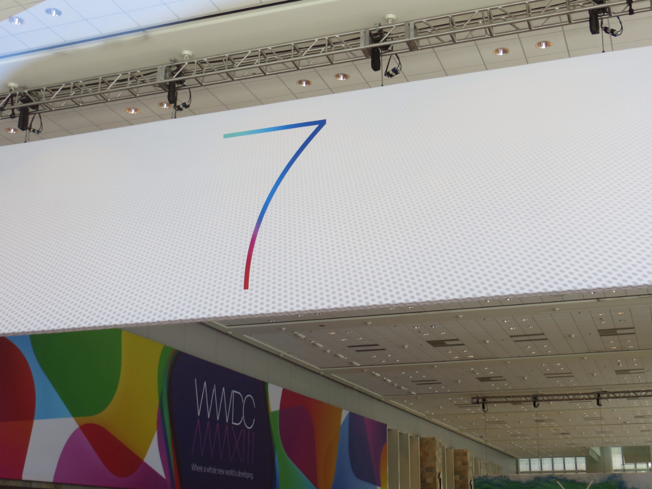 Apple displays extremely sparse iOS 7 banner at Moscone ahead of WWDC ...