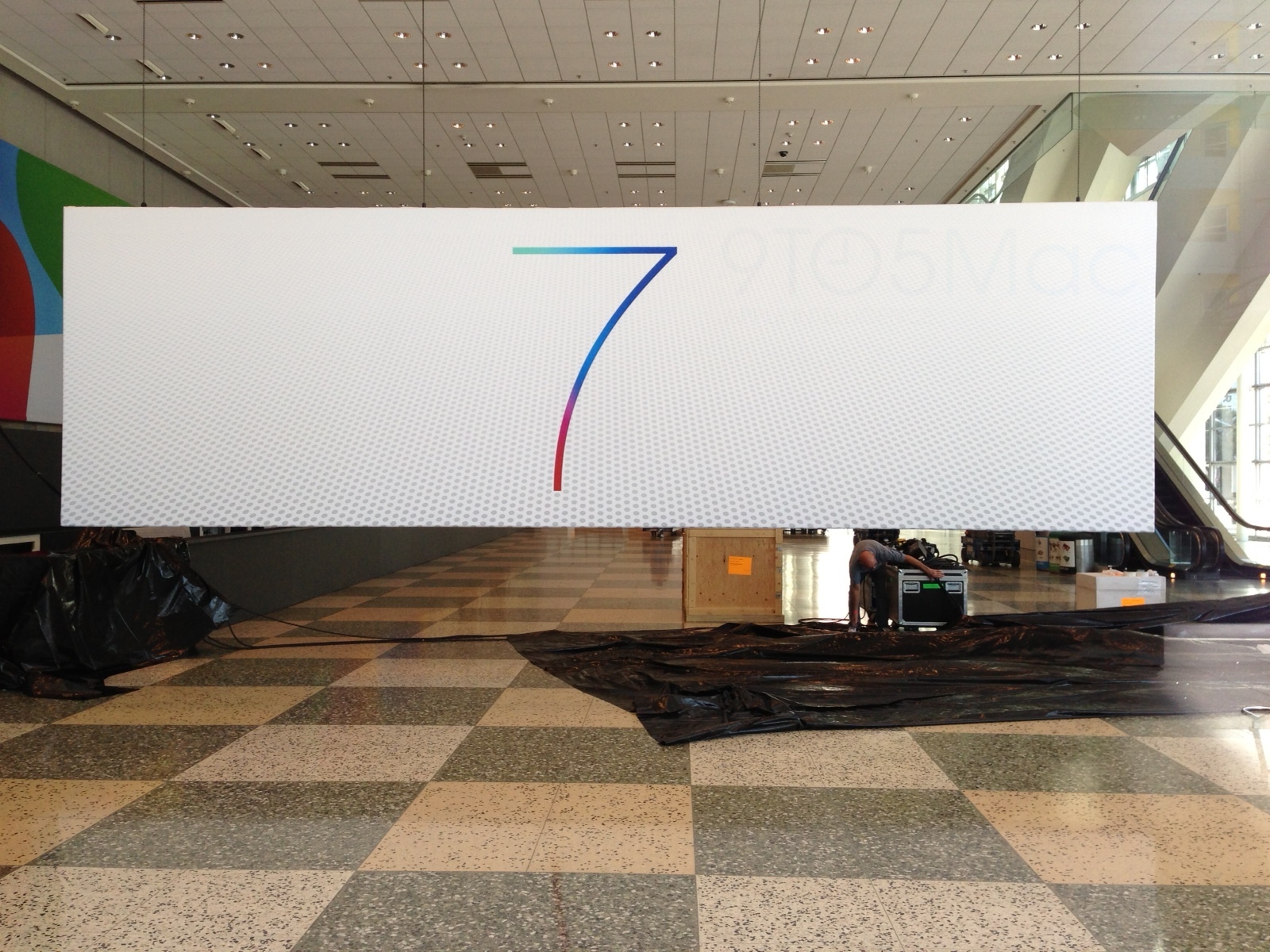 Apple displays extremely sparse iOS 7 banner at Moscone ahead of WWDC ...
