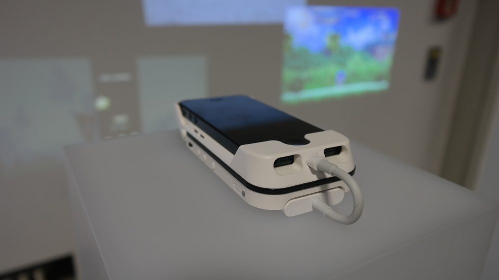 Aiptek shows off a combo projector/battery pack for iPhone 5 available ...