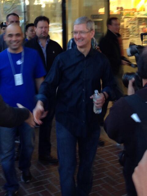 Apple CEO Tim Cook joins Twitter, waxes on visiting Apple Stores today ...