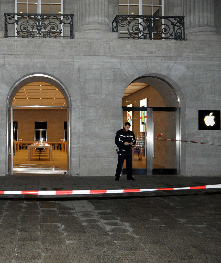 Smash and grab thieves do some holiday looting in Apple Store, Berlin ...