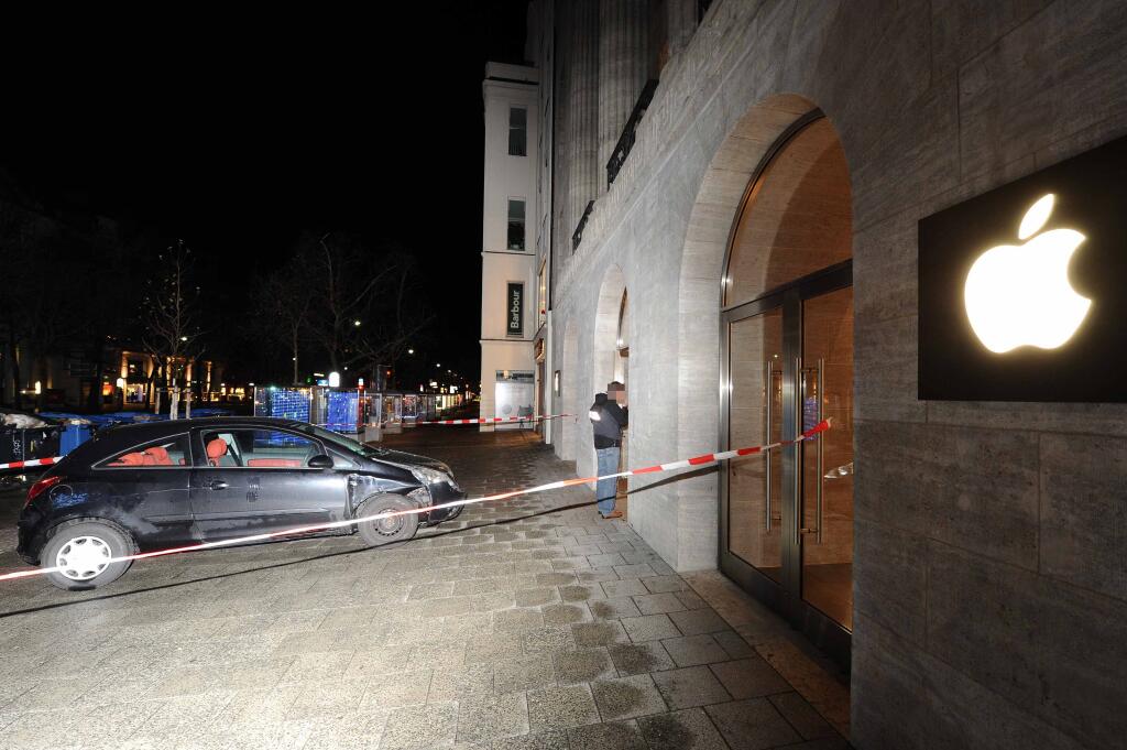 Smash and grab thieves do some holiday looting in Apple Store, Berlin ...