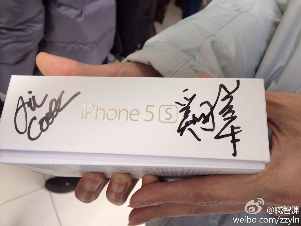 Apple CEO Cook hands out autographed iPhones at China Mobile launch ...
