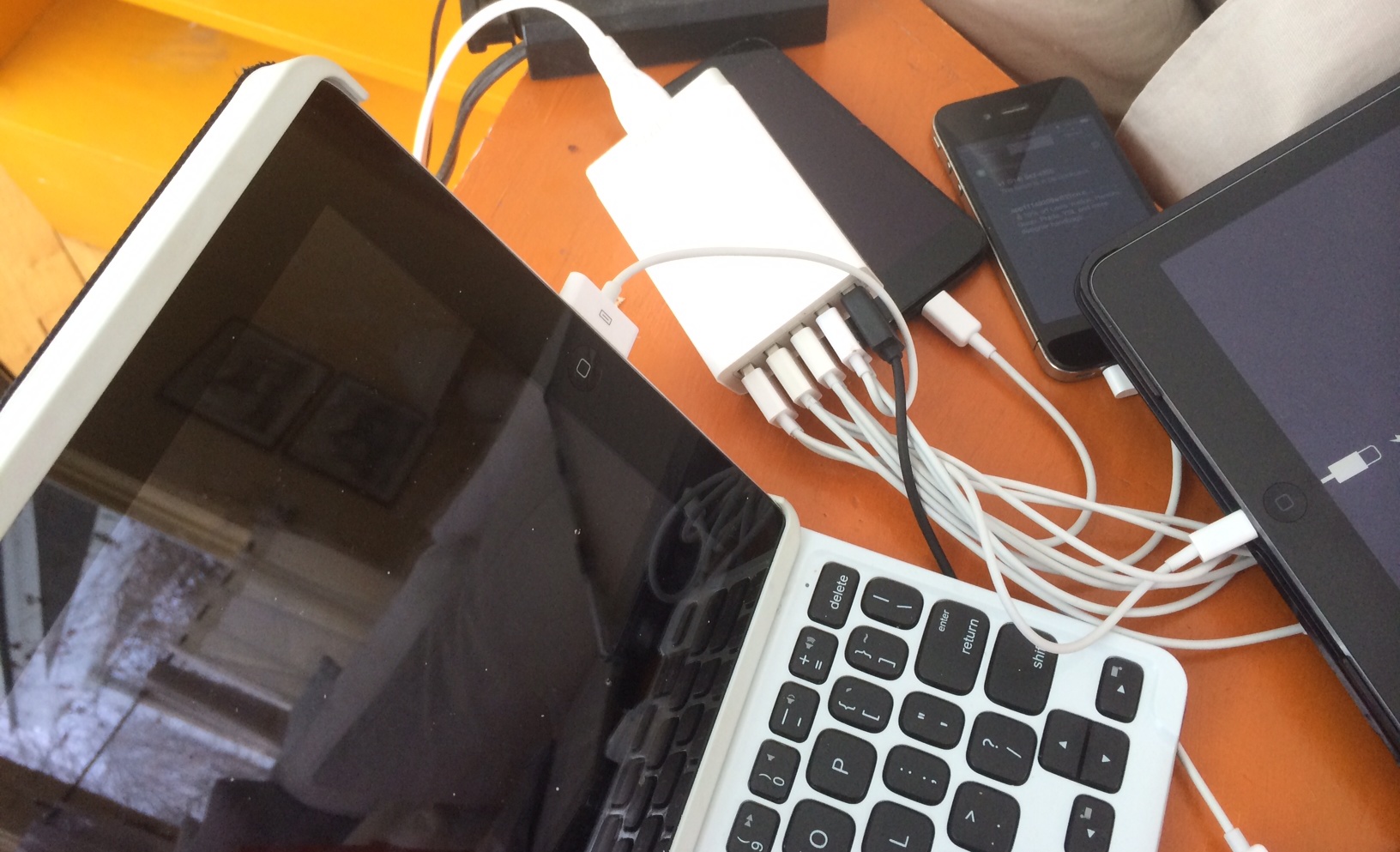 Review: Anker IQ 40W 5-port smart USB adapter is the last power source ...