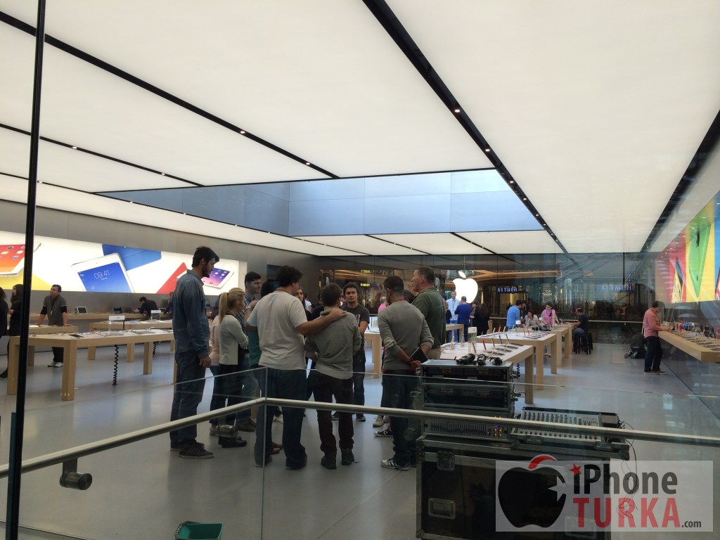 Covers removed from first Apple Store in Turkey, showing a mostly-glass ...