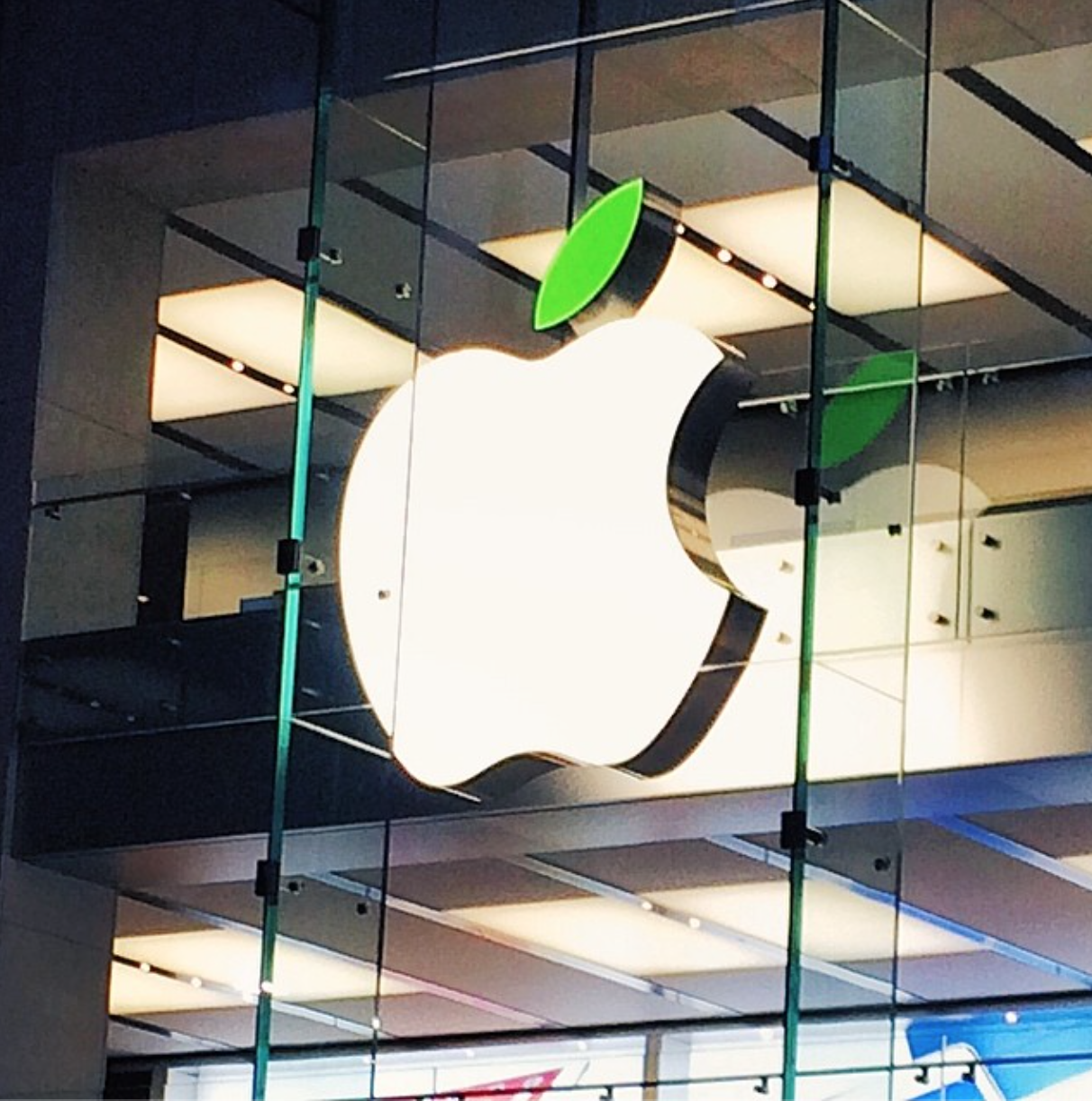 Apple Store logo leaves start going green in honor of Earth Day (photos ...