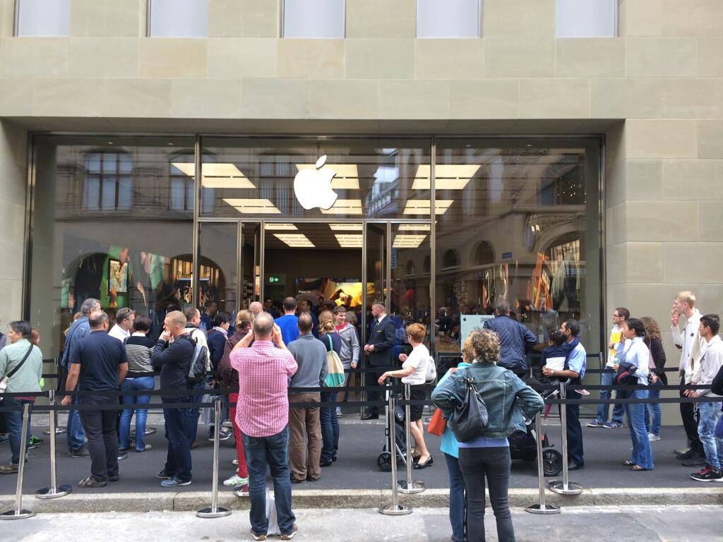 Basel Apple Store opens to crowds as Apple promotes upcoming Edinburgh ...