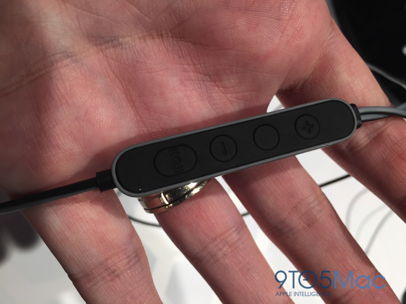 Hands-on with the first Lightning earbuds, Harman's JBL Reflect Aware ...