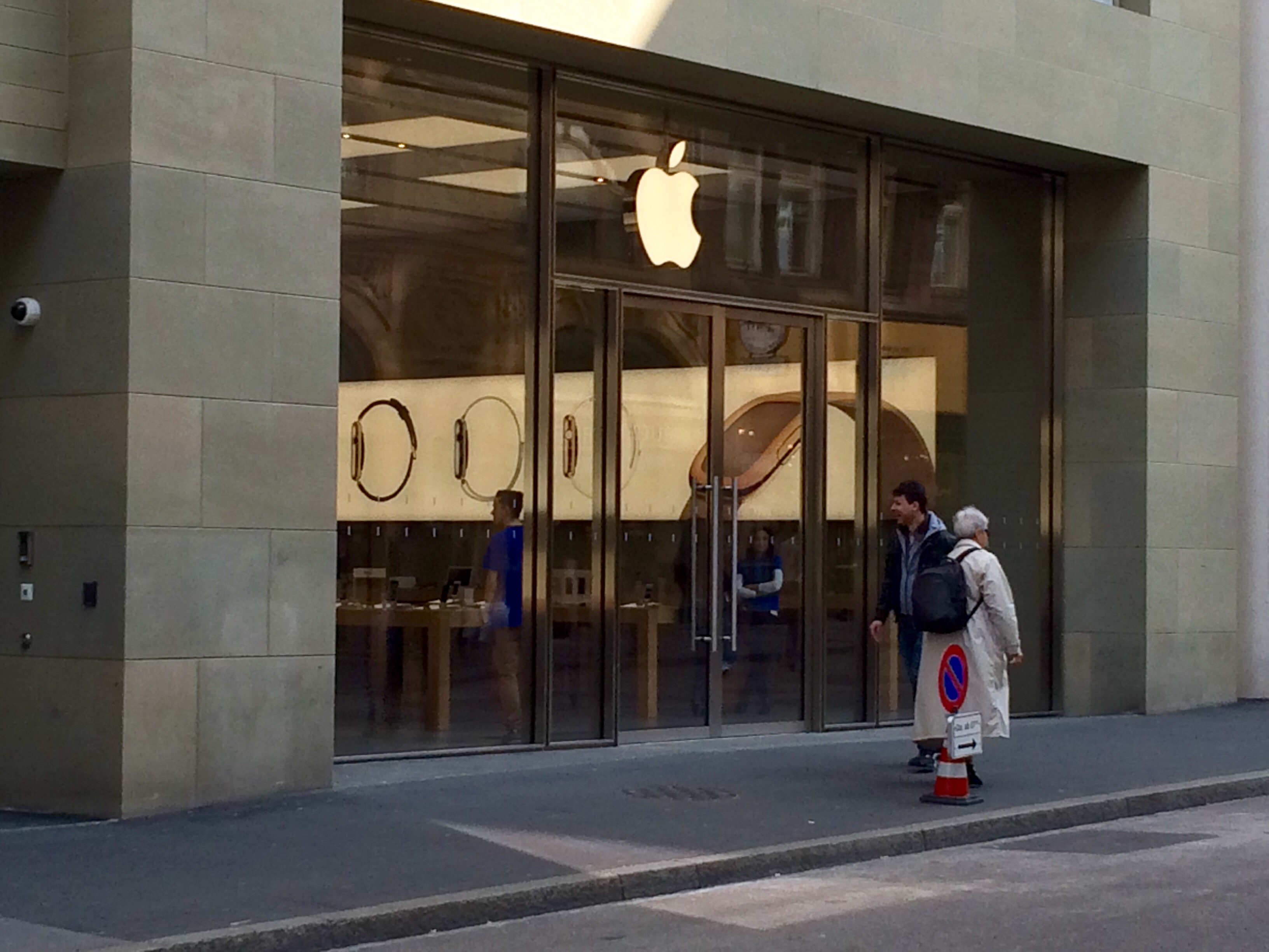 Not a launch country, Switzerland Apple Store has Apple Watch signage ...