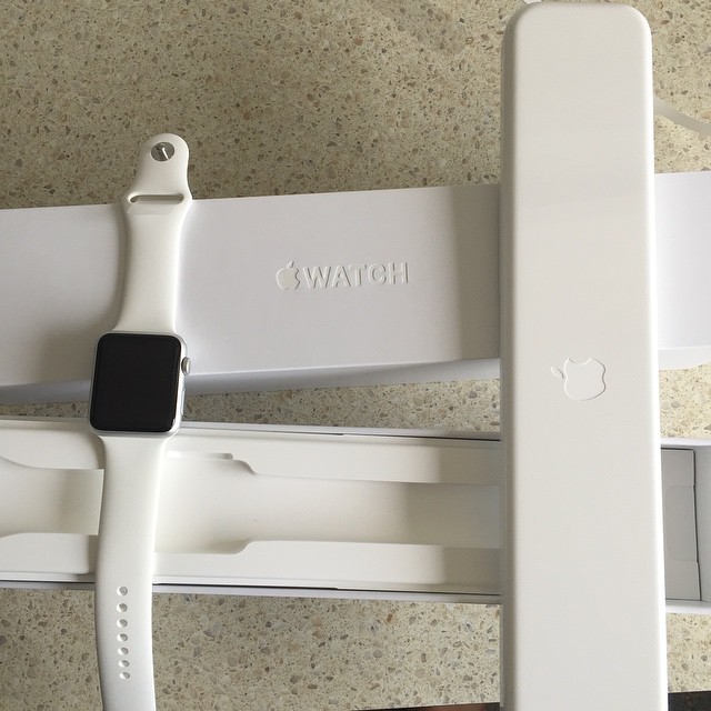 First Apple Watch orders now being delivered to customers as Apple ...