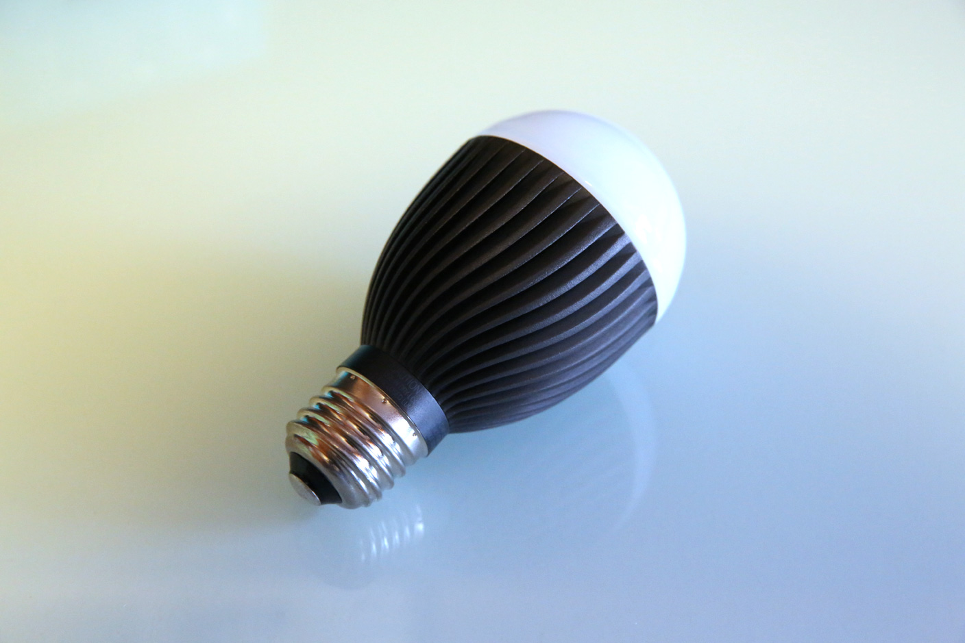 Review: Misfit's Bolt LED bulb promises iPhone and wearable control of ...