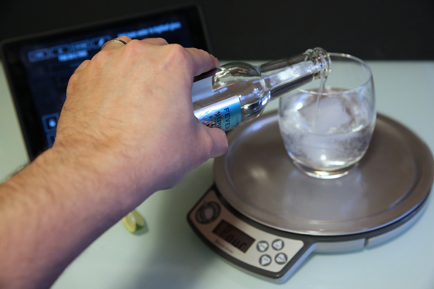 Review: Brookstone's Perfect Drink 3 helps you craft cocktails with ...