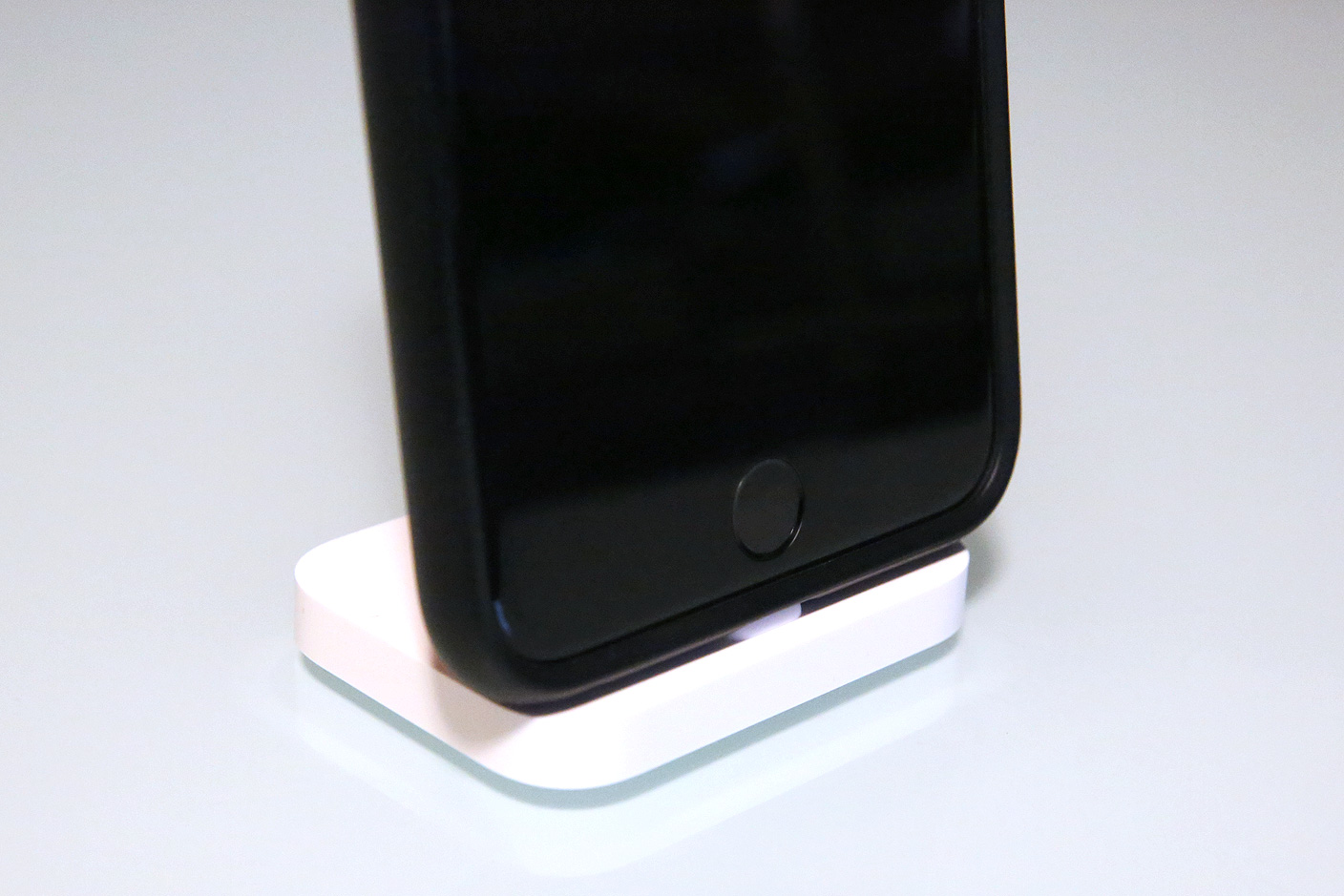 Review: Apple's iPhone Lightning Dock plays nice with iPhones, cases ...