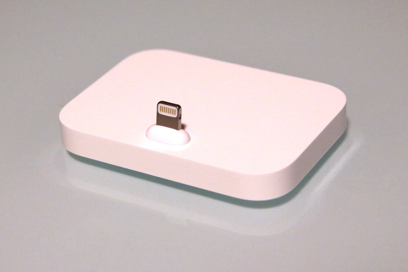 Review: Apple's iPhone Lightning Dock plays nice with iPhones, cases ...