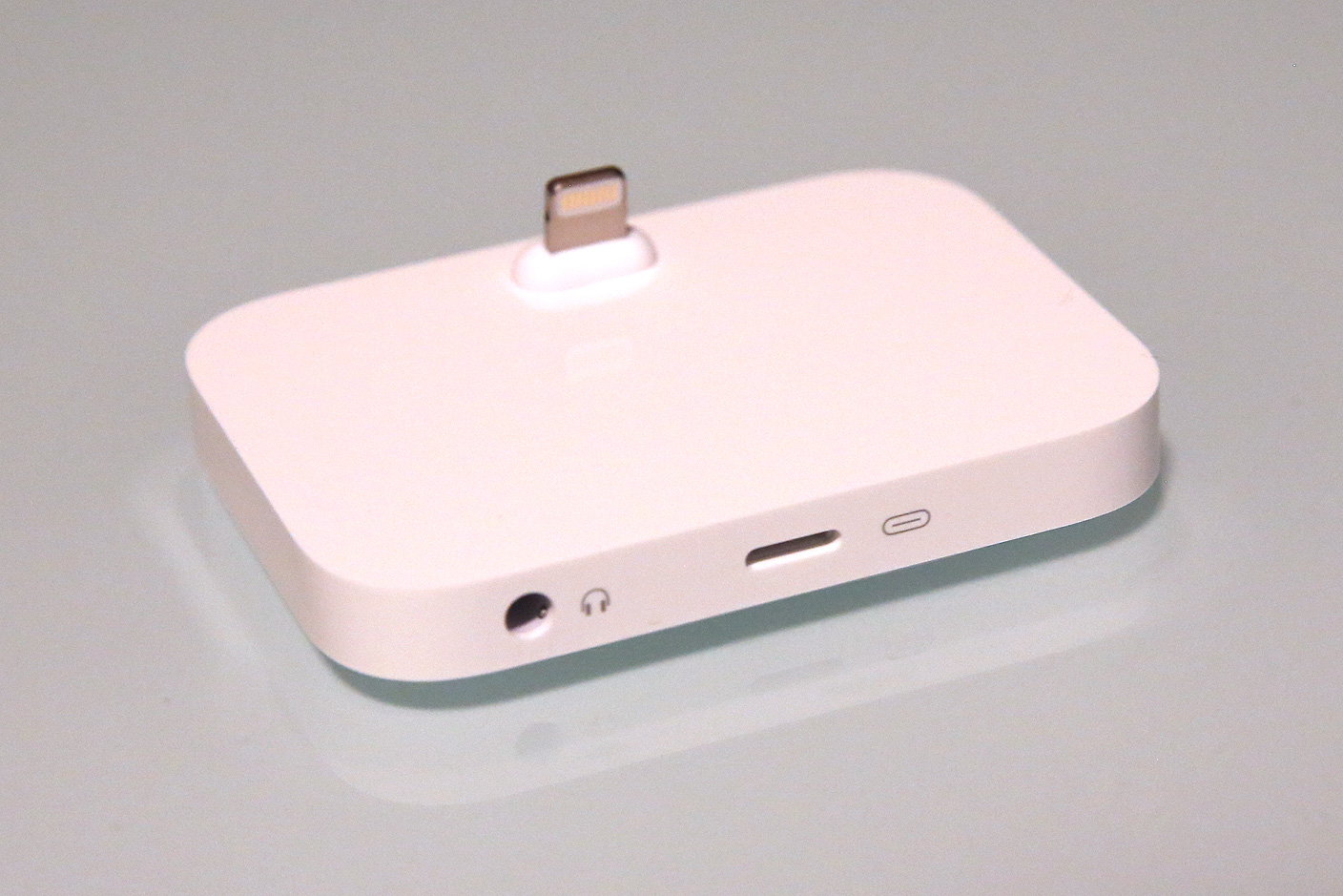 Review: Apple's iPhone Lightning Dock plays nice with iPhones, cases ...
