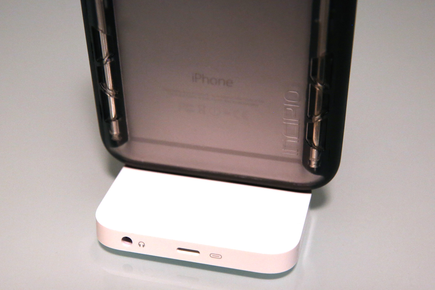 Review: Apple's iPhone Lightning Dock plays nice with iPhones, cases ...