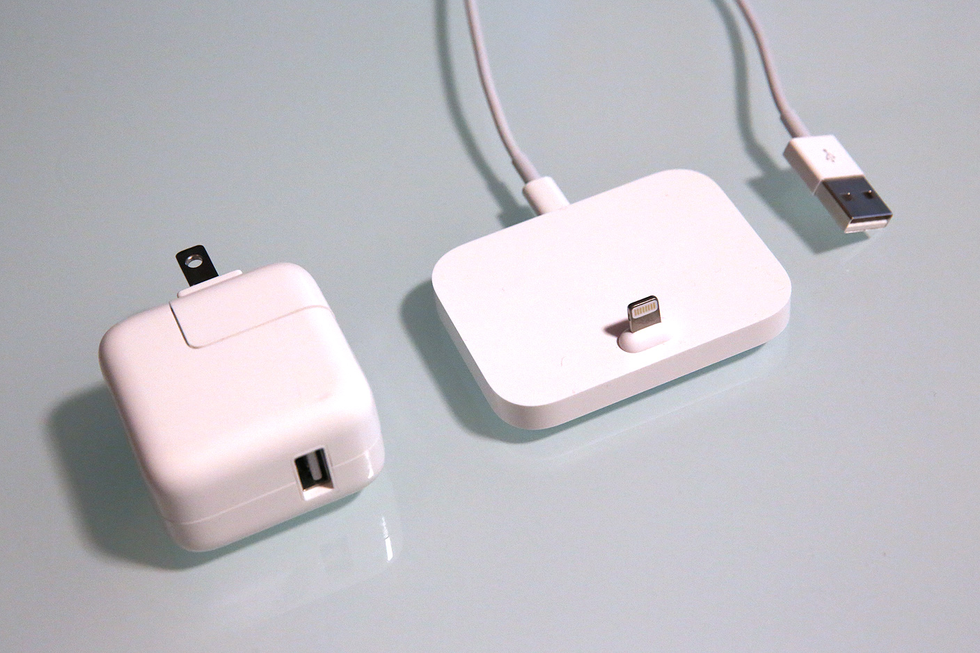 Review: Apple's iPhone Lightning Dock plays nice with iPhones, cases ...