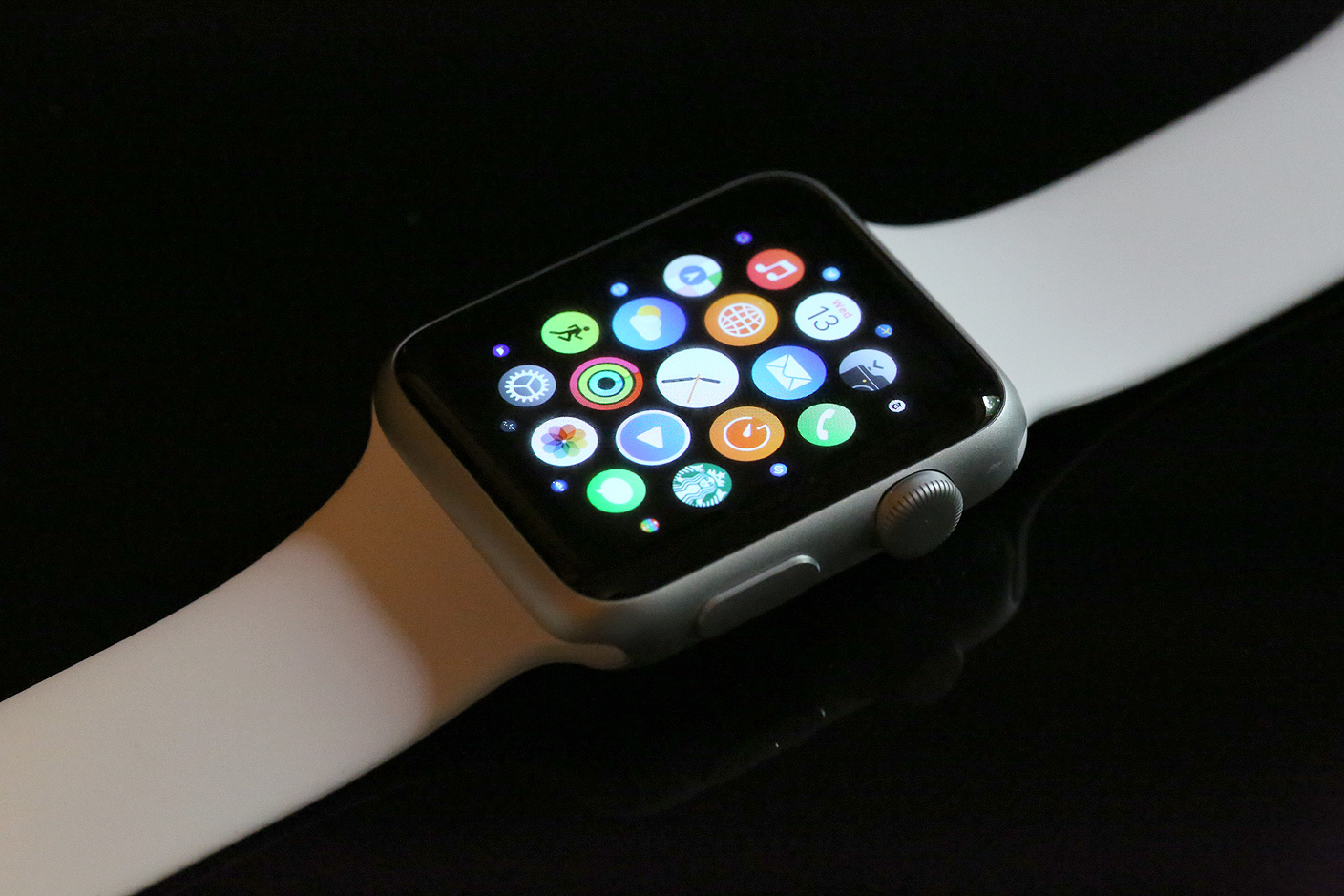 Opinion: One month later, fixing 15 early Apple Watch problems seems ...