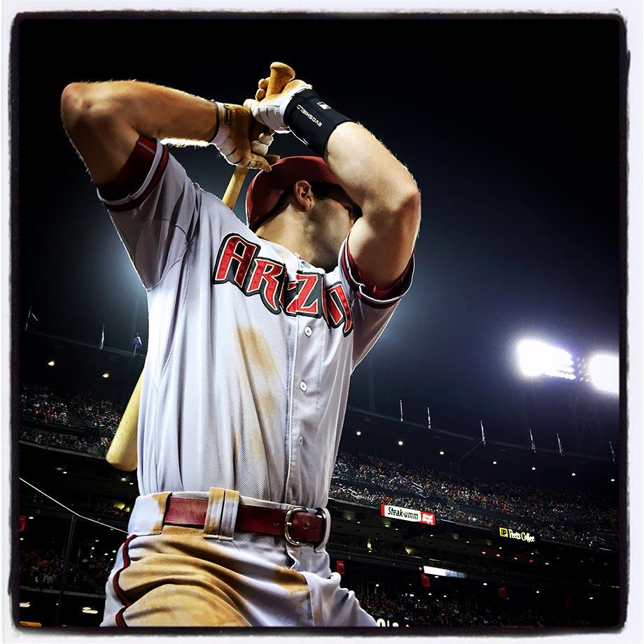 Photographer shows iPhone 6s Plus in relief of a DSLR at MLB game ...