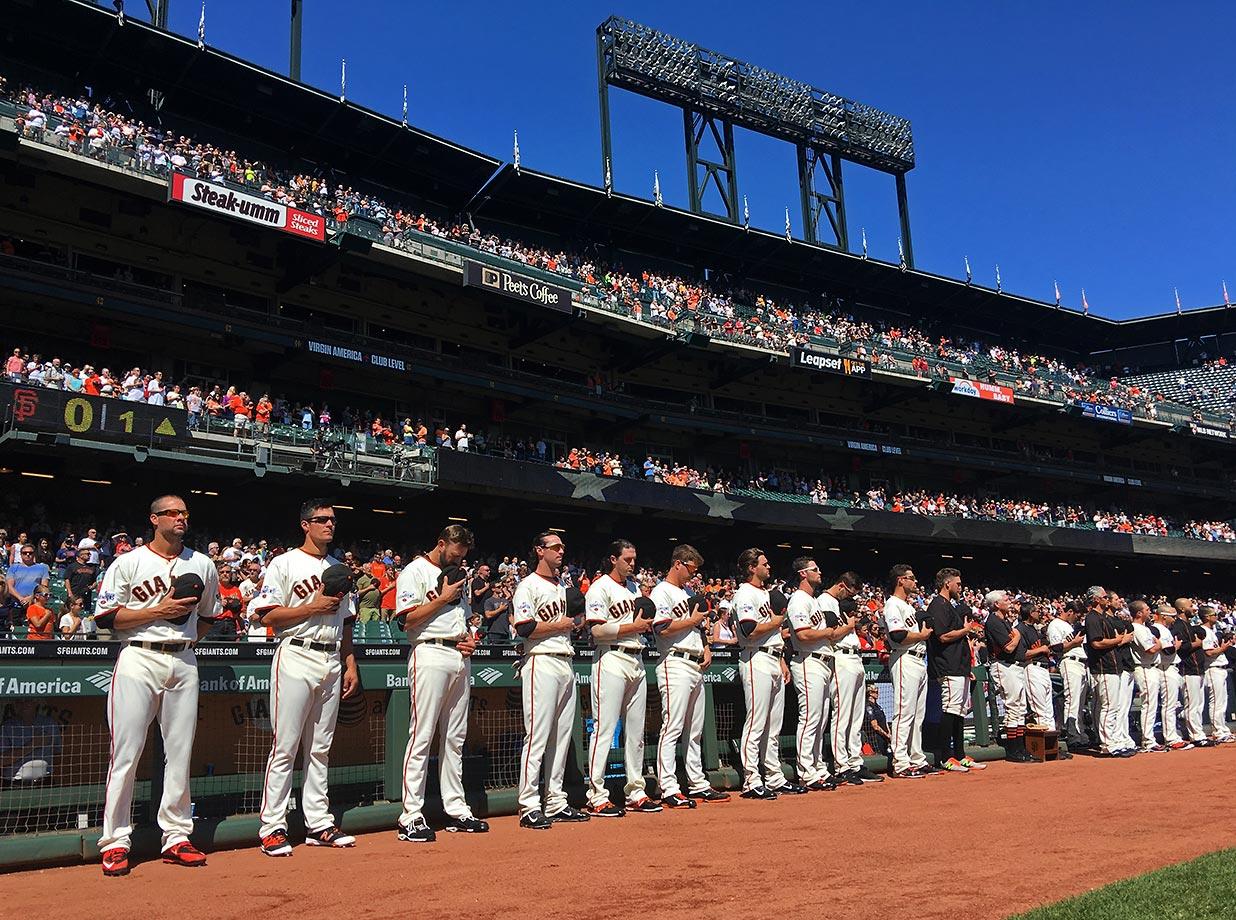 Photographer shows iPhone 6s Plus in relief of a DSLR at MLB game ...