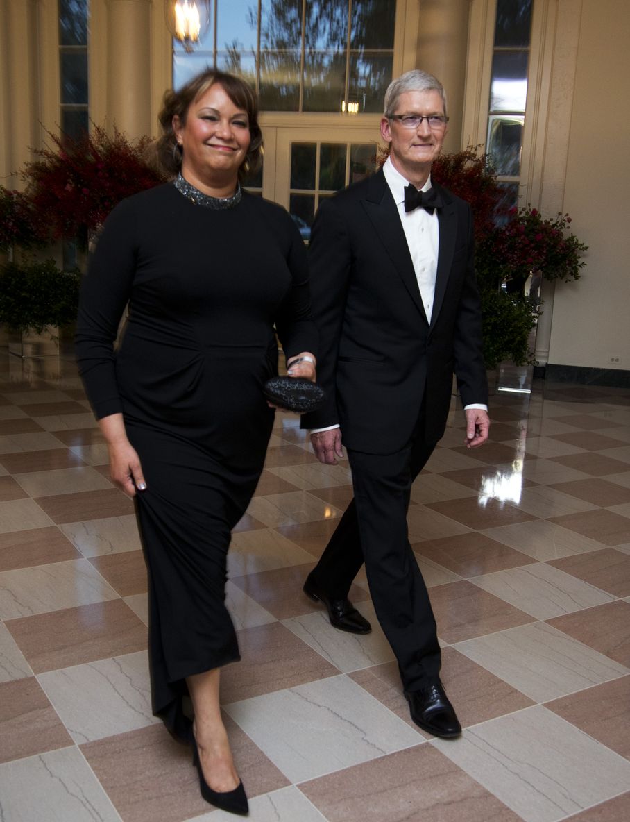 Apple CEO Tim Cook and VP Lisa Jackson sit at President's table for ...