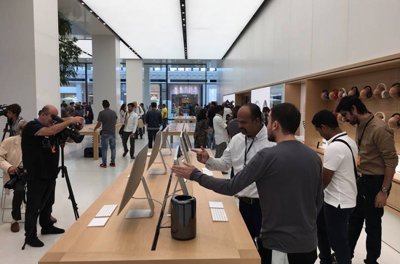 A look inside what's reported to be the world's largest Apple Store, in ...