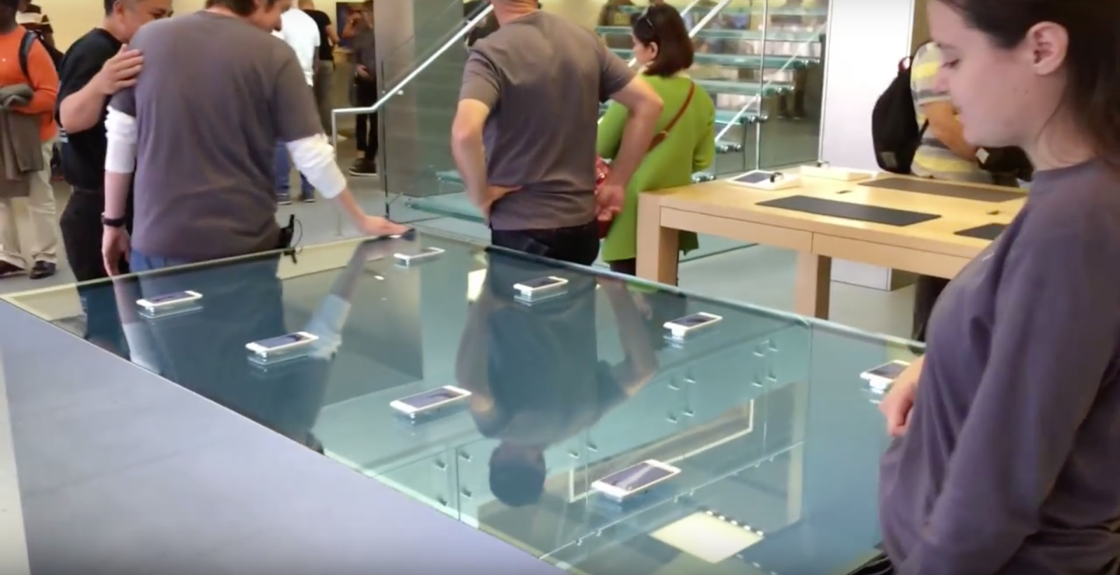 Flagship Apple Stores get touch-sensitive tables to promote iPhone 6s ...