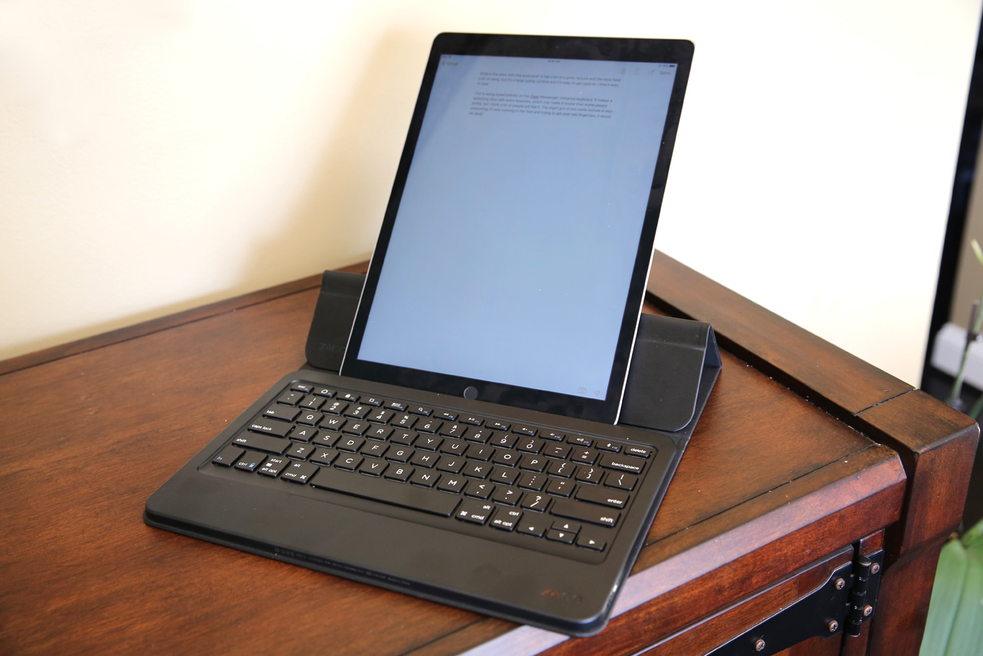 Review: Zagg's Messenger Universal is a smarter, cheaper iPad Pro ...