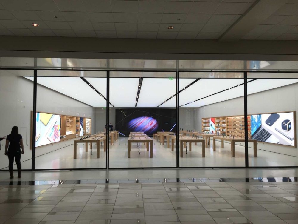 Those giant displays in the new Ive-designed Apple Stores reportedly ...