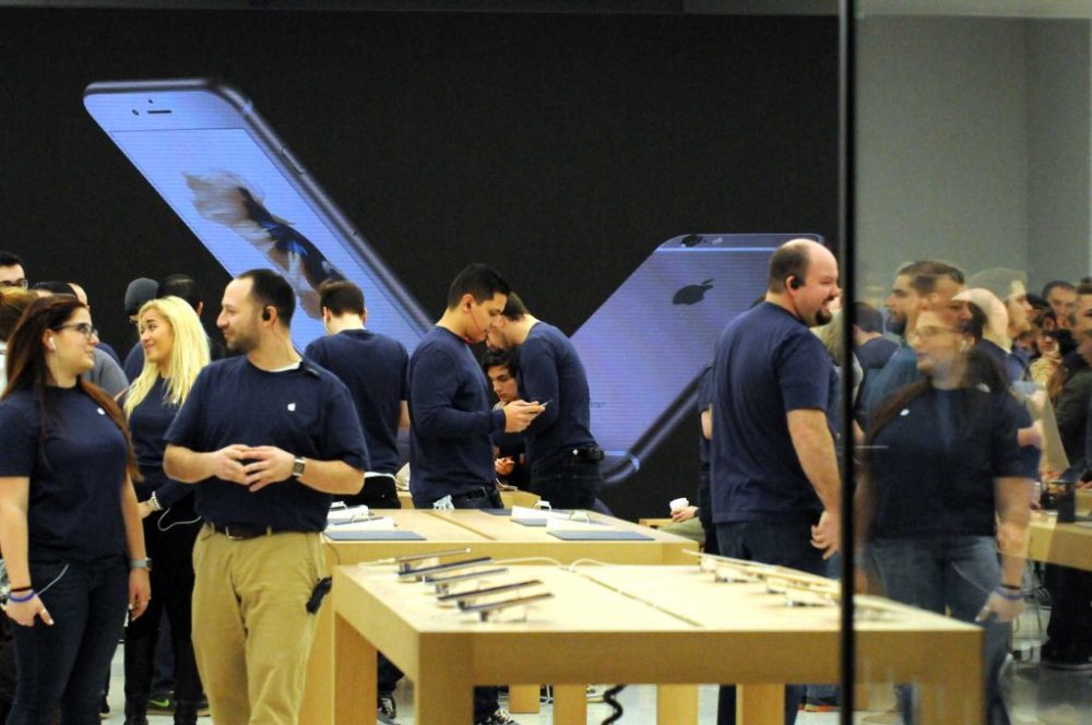 Those giant displays in the new Ive-designed Apple Stores reportedly ...