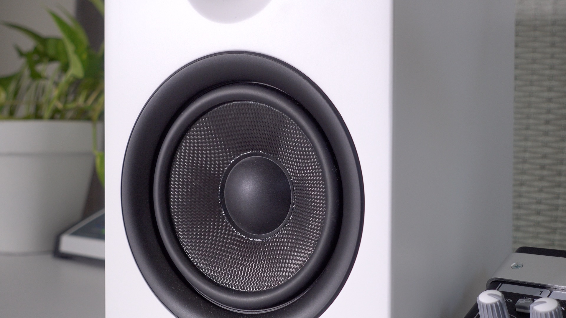 Hands-on: Kanto's YU5 powered bookshelf speakers deliver big sound and ...