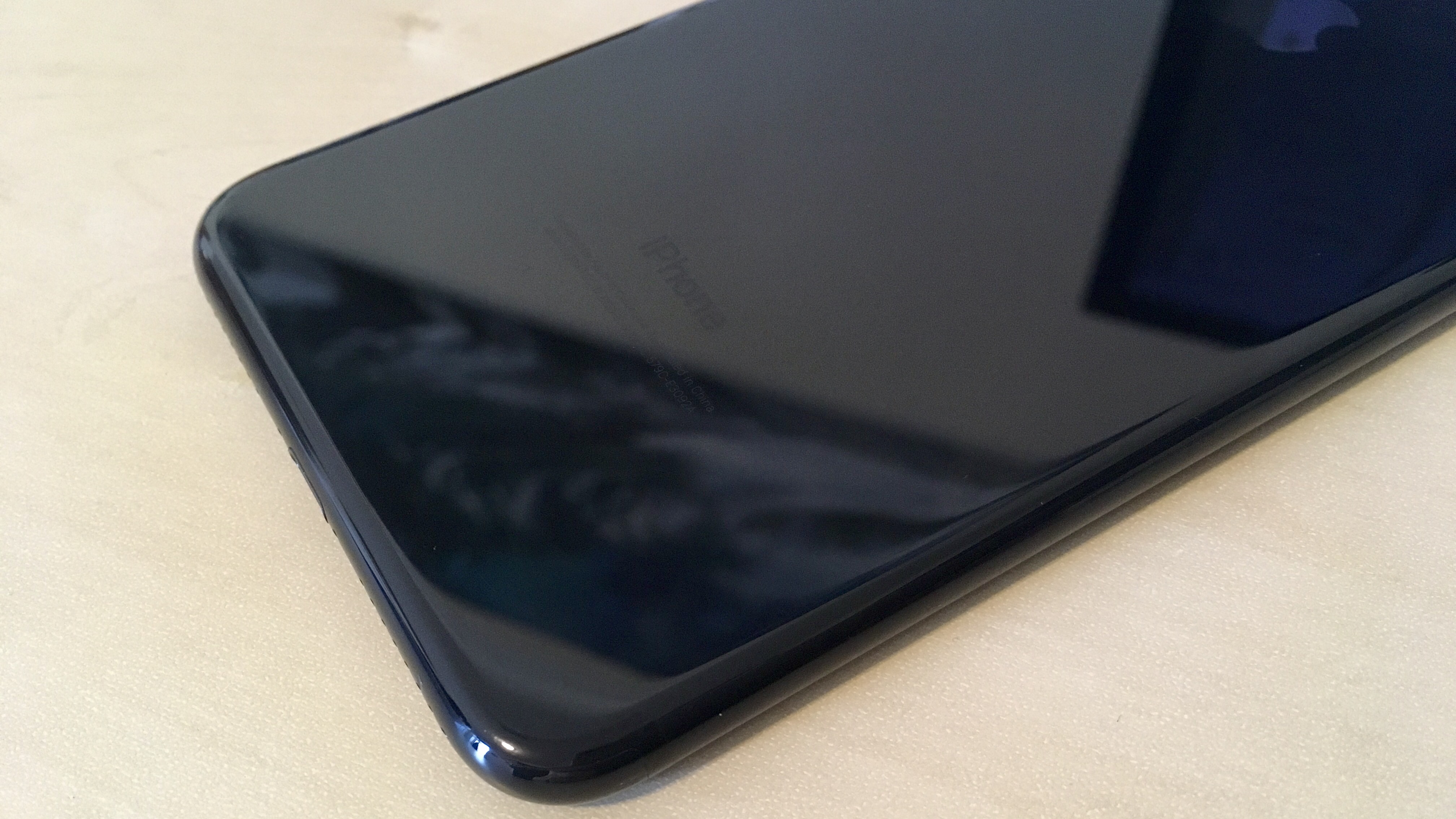 Here's how the jet black iPhone 7 finish holds up without a case - 9to5Mac