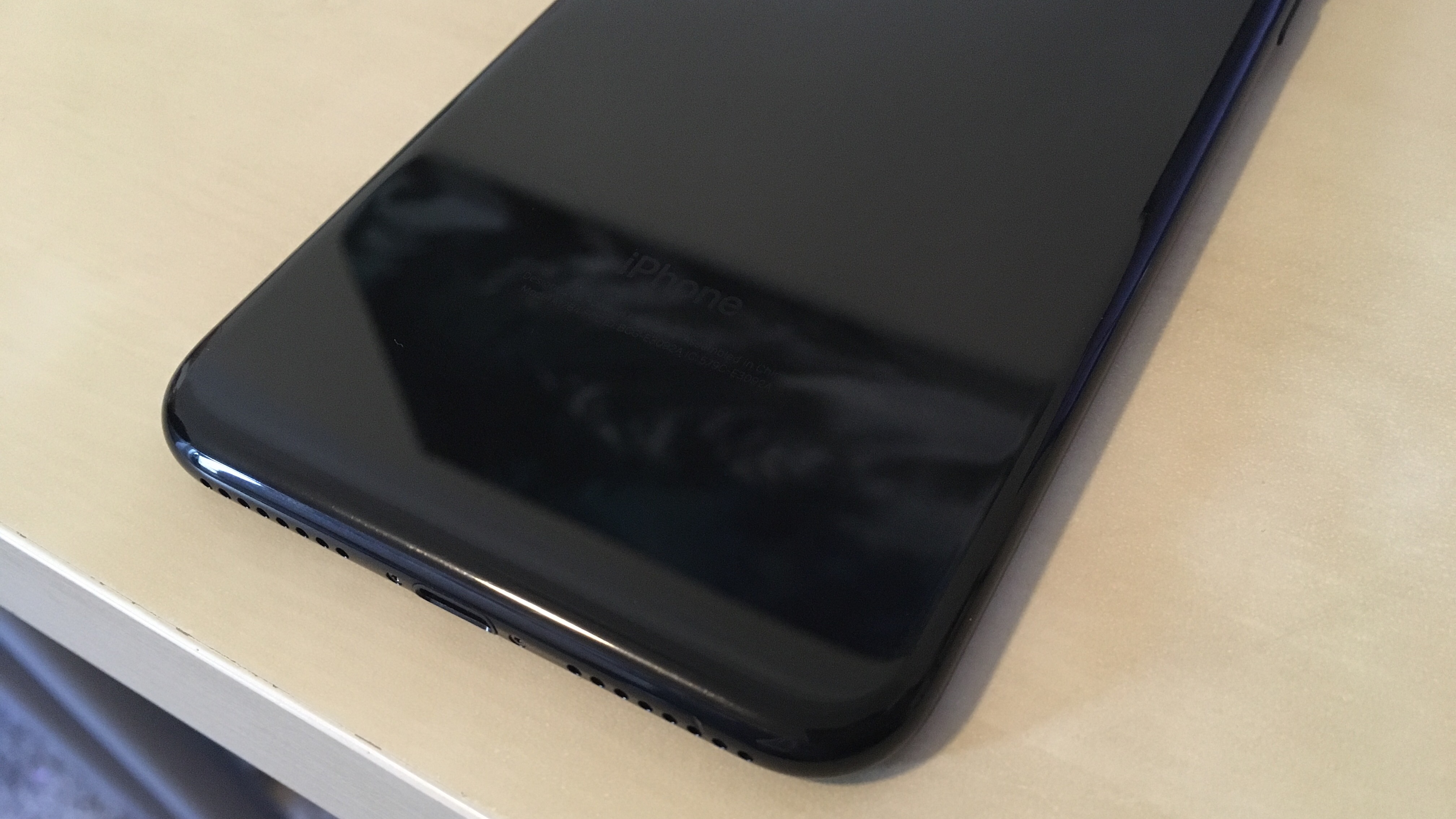 Here's how the jet black iPhone 7 finish holds up without a case - 9to5Mac