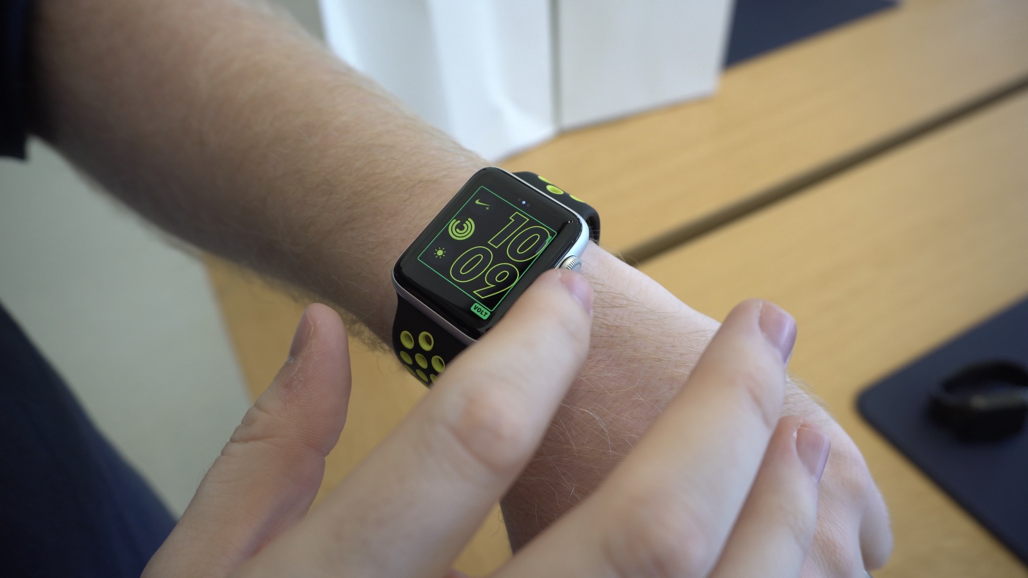 Hands-on: Apple Watch Nike+ special features in action ahead of October ...