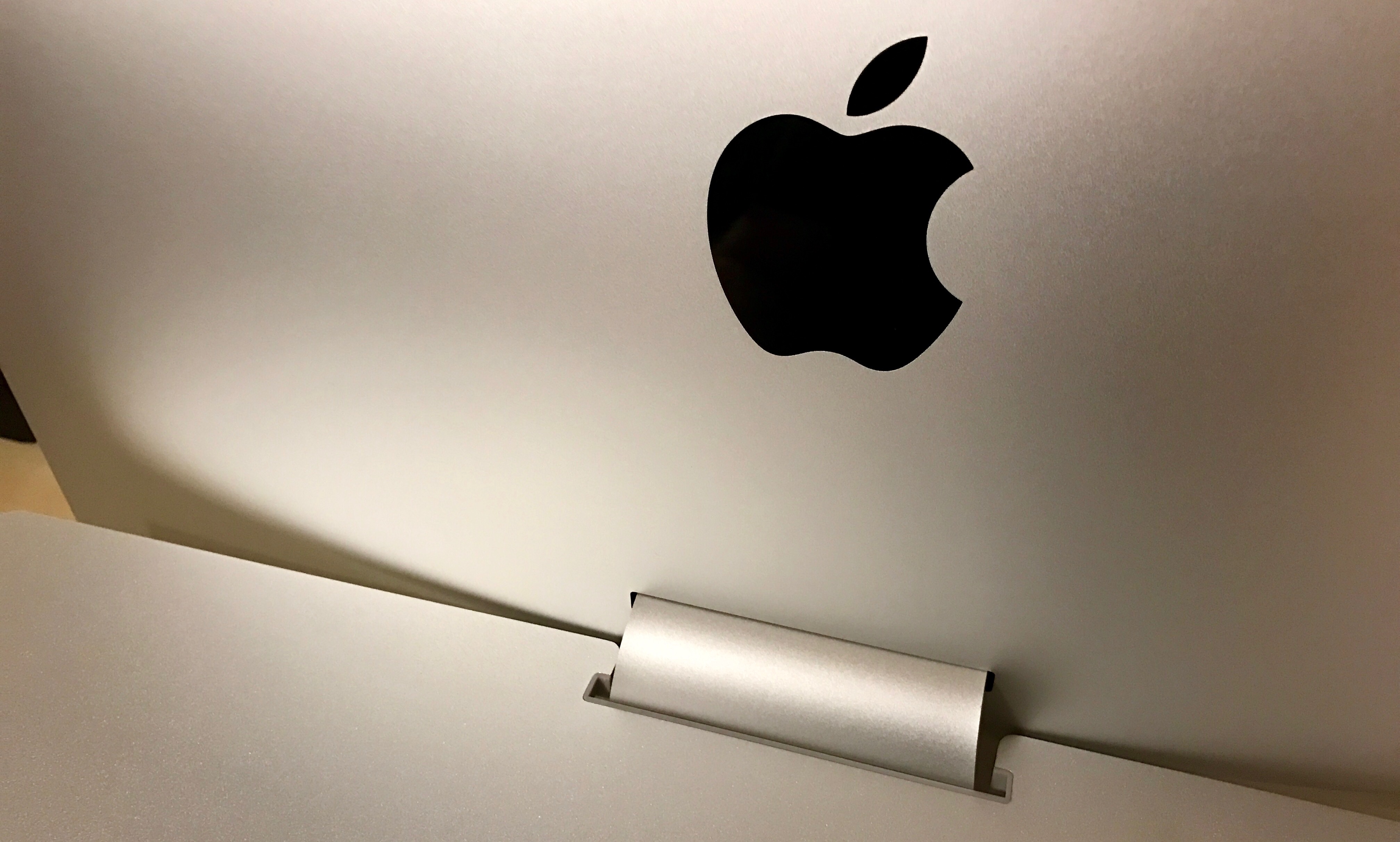 Review: Float Shelf is an aluminum-matching iMac stand for decluttering ...