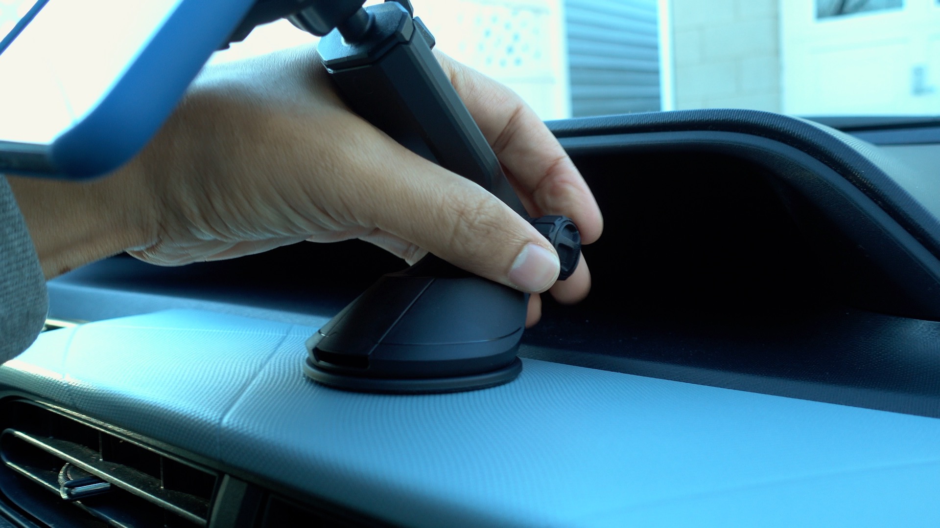 Hands-on with Spigen's Kuel AP12T Car Mount: An easy-to-use and ...