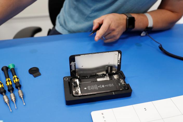 First look at Apple's iPhone screen repair machine in action as it ...