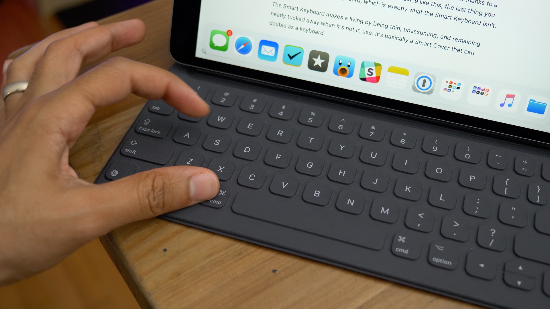 The Smart Keyboard makes the 10.5-inch iPad Pro a better device [Video ...