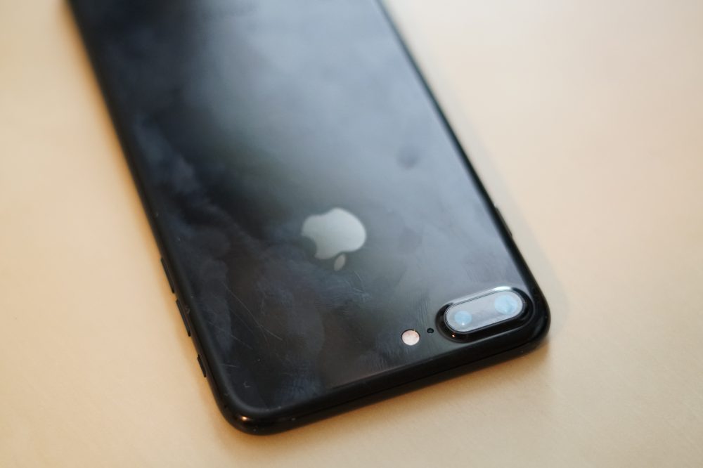 Here's how the jet black iPhone's 'fine micro-abrasions' look after ...