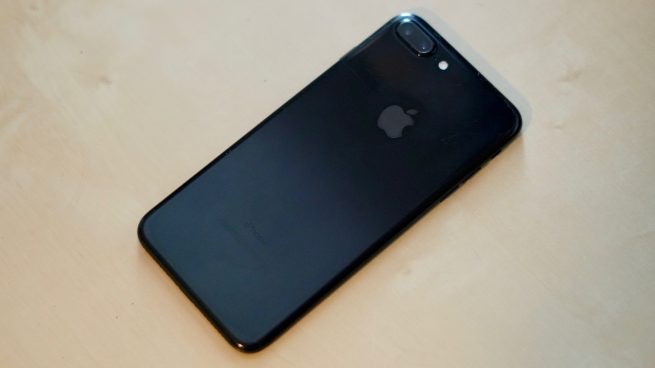 Here's how the jet black iPhone's 'fine micro-abrasions' look after ...