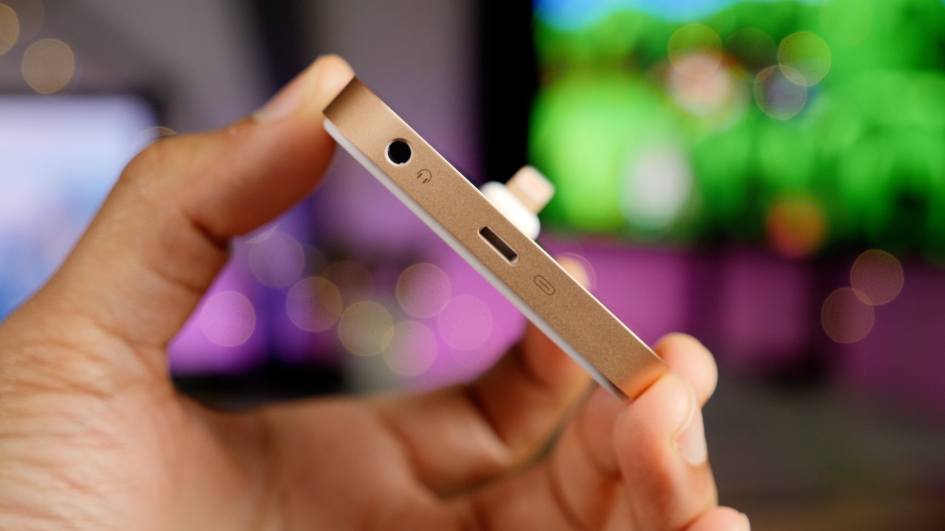 Hands-on: Apple's newest Lightning Dock looks great with the Gold ...