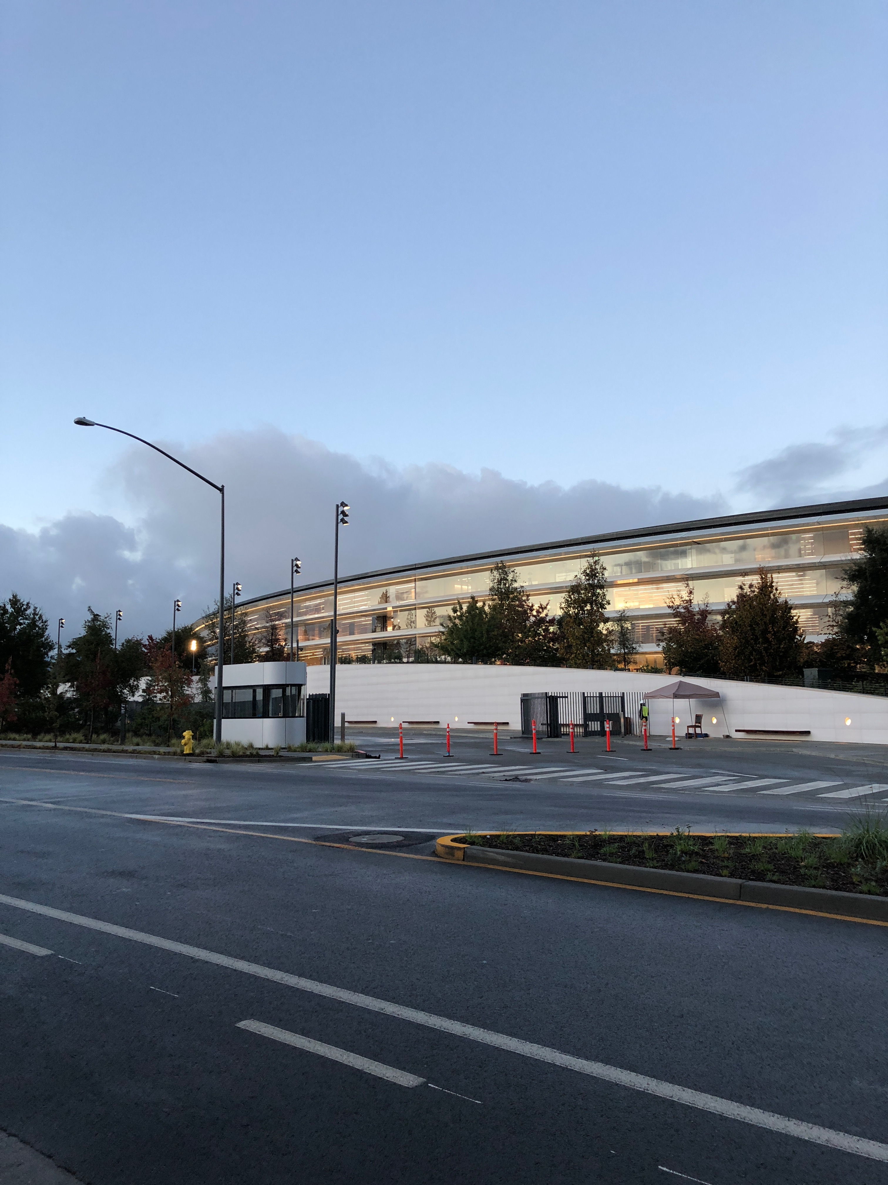 Apple Park's Visitor Center welcomes the public with grand opening ...