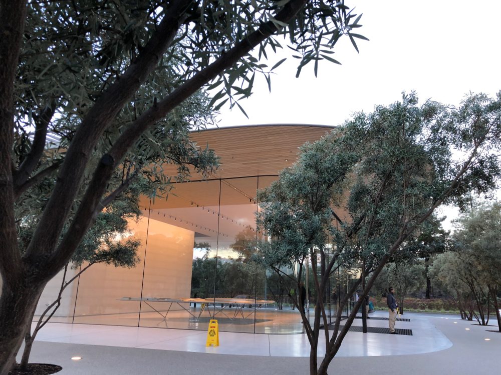 Apple Park's Visitor Center welcomes the public with grand opening ...